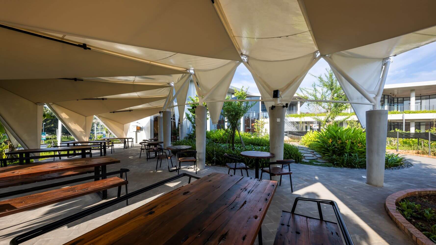 Eco-cycle pavillion for Pizza 4P's Binh Duong - Takashi Niwa Architects